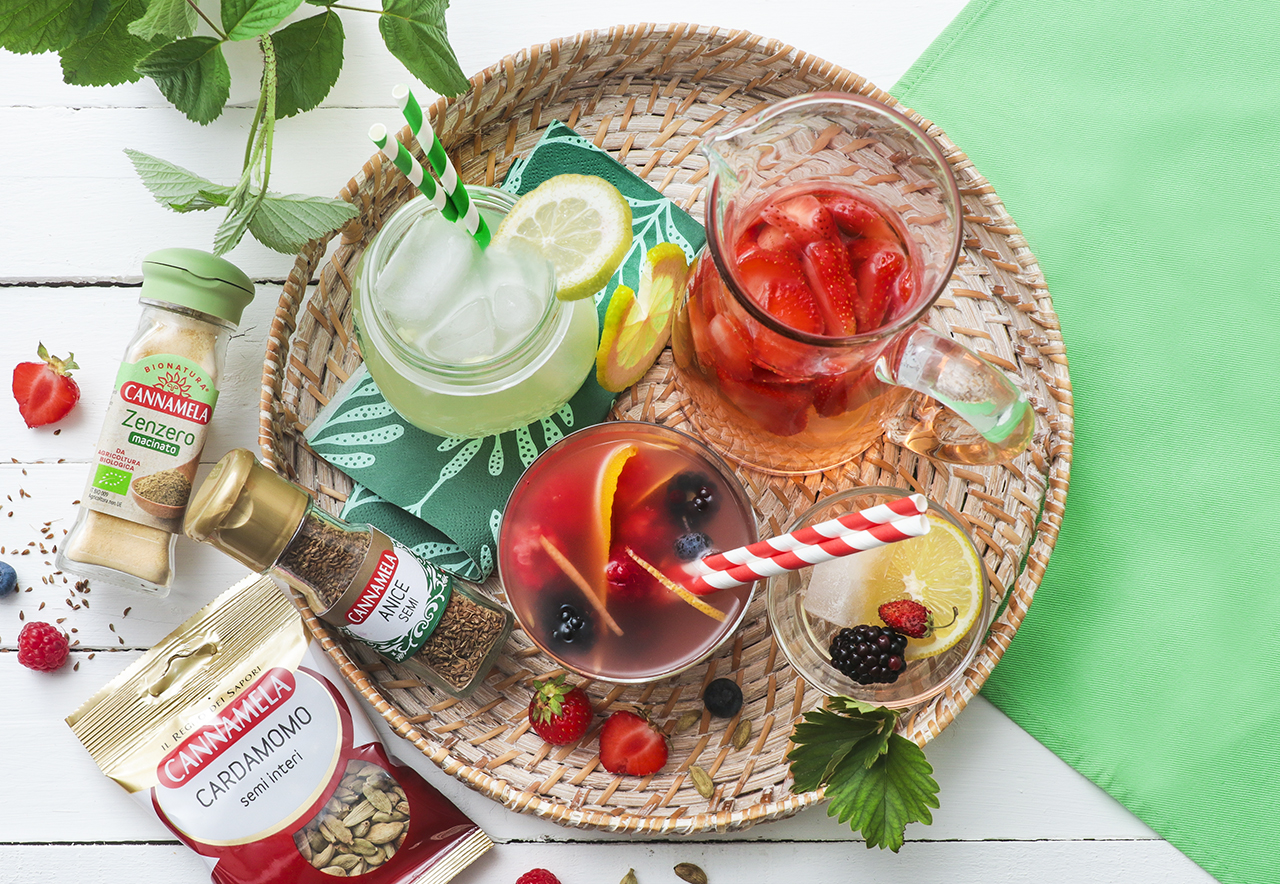 Ginger drink, bevanda al succo di pompelmo e semi di anice, tè verde al ...