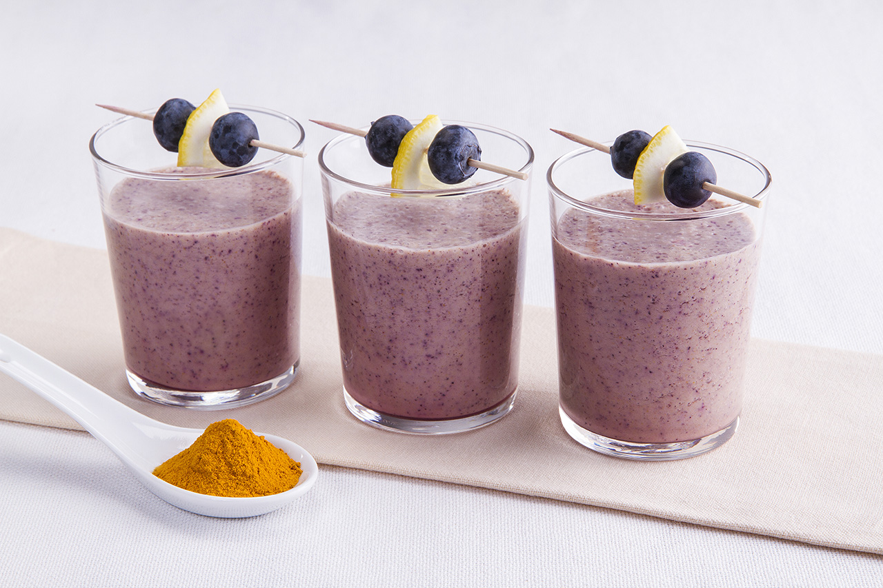 Bevanda al mirtillo, limone, semi di lino, curcuma e cardamomo ...