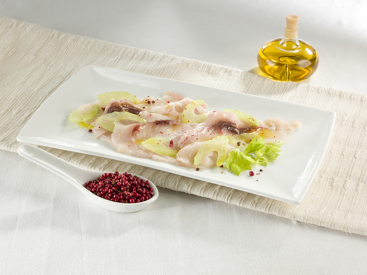 Carpaccio di spada al profumo di bacche rosa - Ricetta - Cannamela